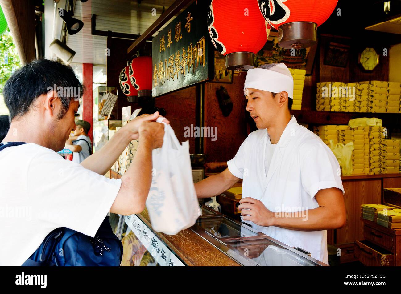Cakes seller - Street Scene in Tokyo - Japan Stock Photo - Alamy