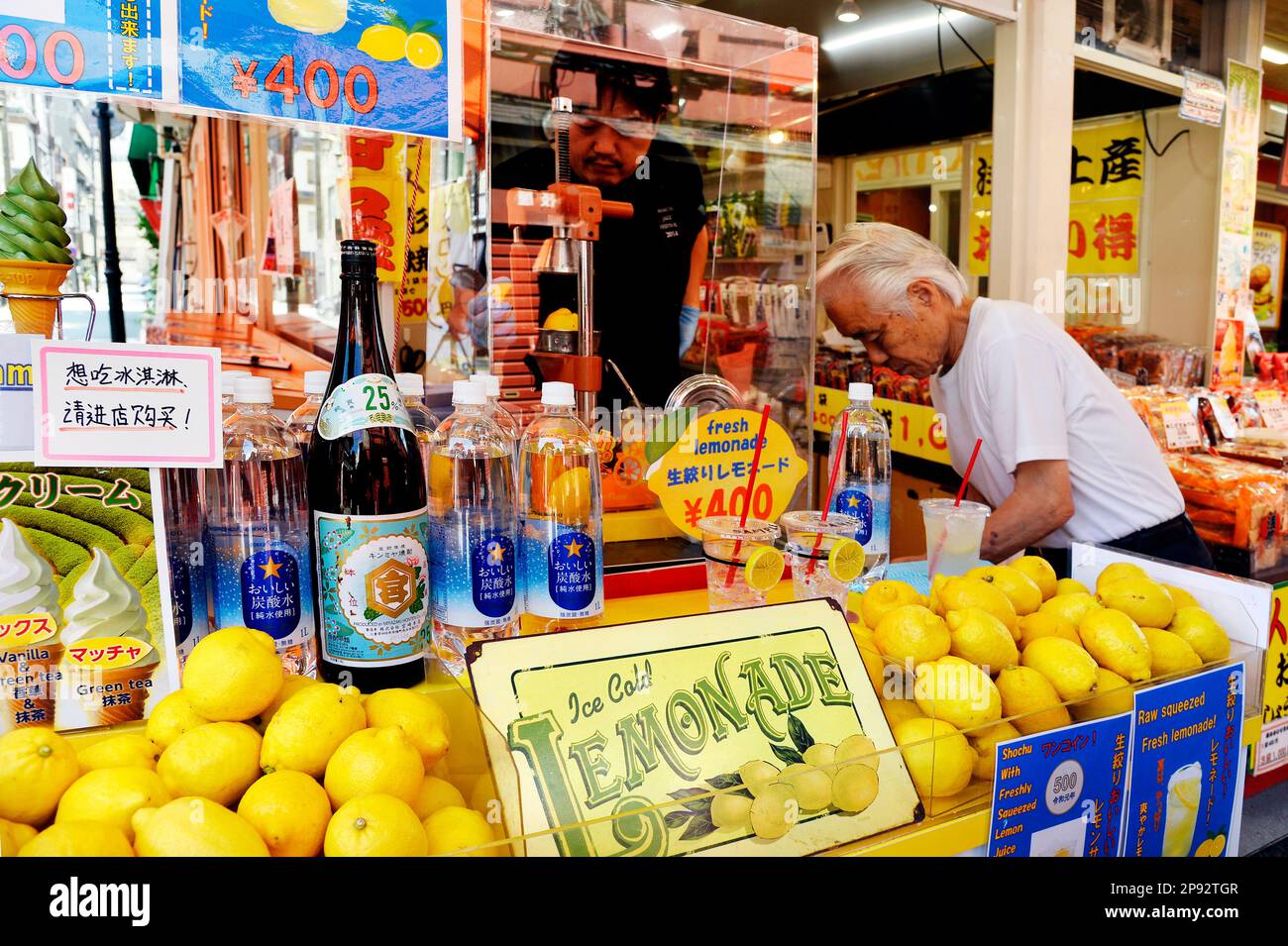 Lemonade stand tokyo hi-res stock photography and images - Alamy