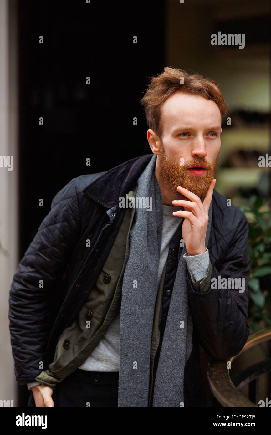 Leaning against the railing hi-res stock photography and images - Alamy