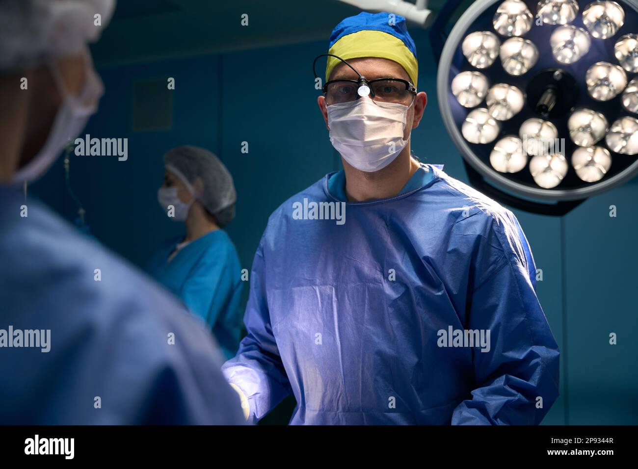 Surgeon in sterile clothes at the workplace in the operating room Stock ...