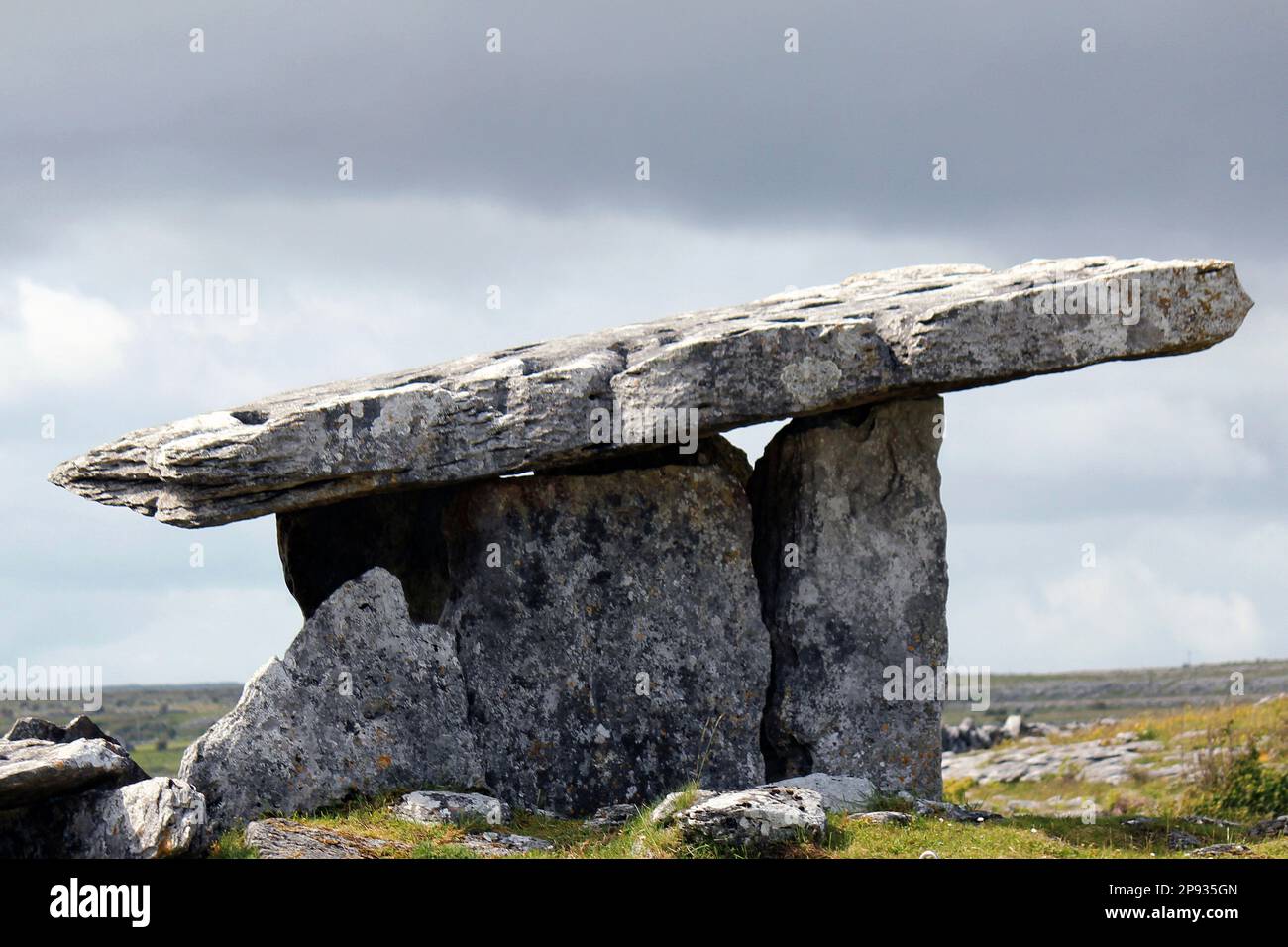 Famous prehistoric neolithic burial dolmen tomb of Poulnabrone (Poll na ...