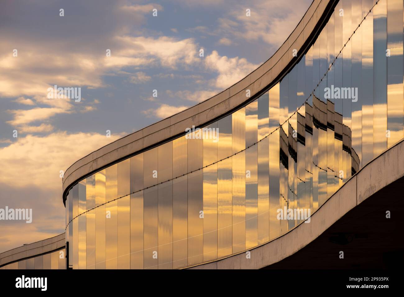 Sunlight reflection windows hi-res stock photography and images - Alamy