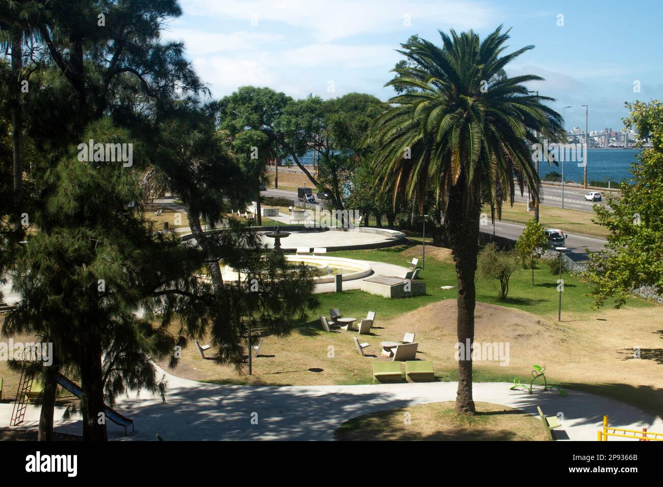 Vista de la plaza con los accesos ruta , la bahia de Montevideo y la ...