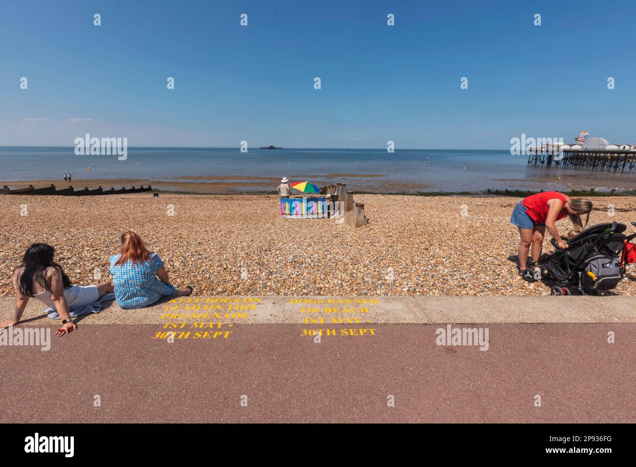 English beach scene hi-res stock photography and images - Alamy