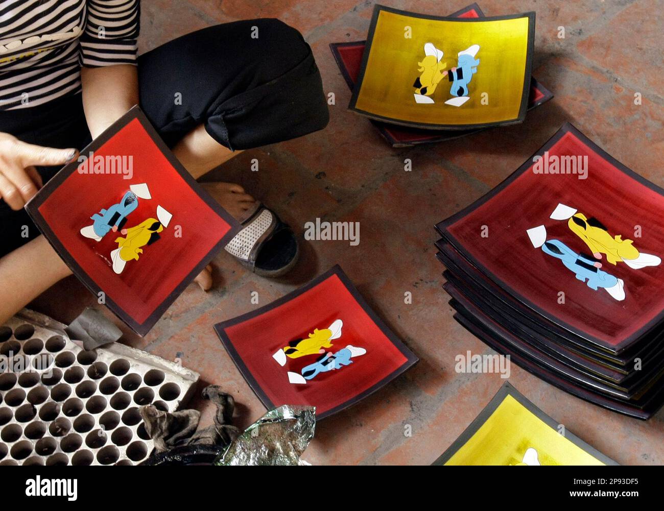 Le Thi Dung works on lacquer ware at a studio in Duyen Thai Village in ...