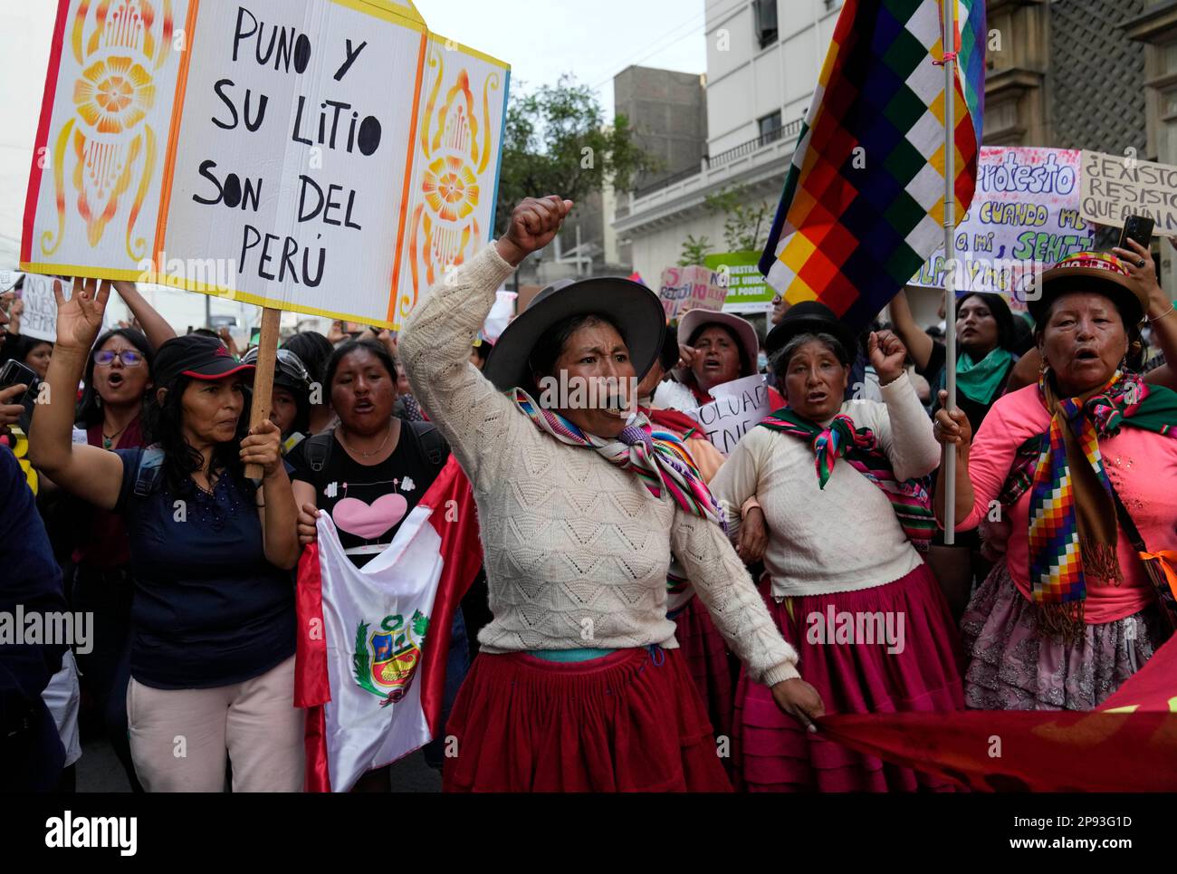Indigenous women chant slogans against the government of Dina Boluarte ...