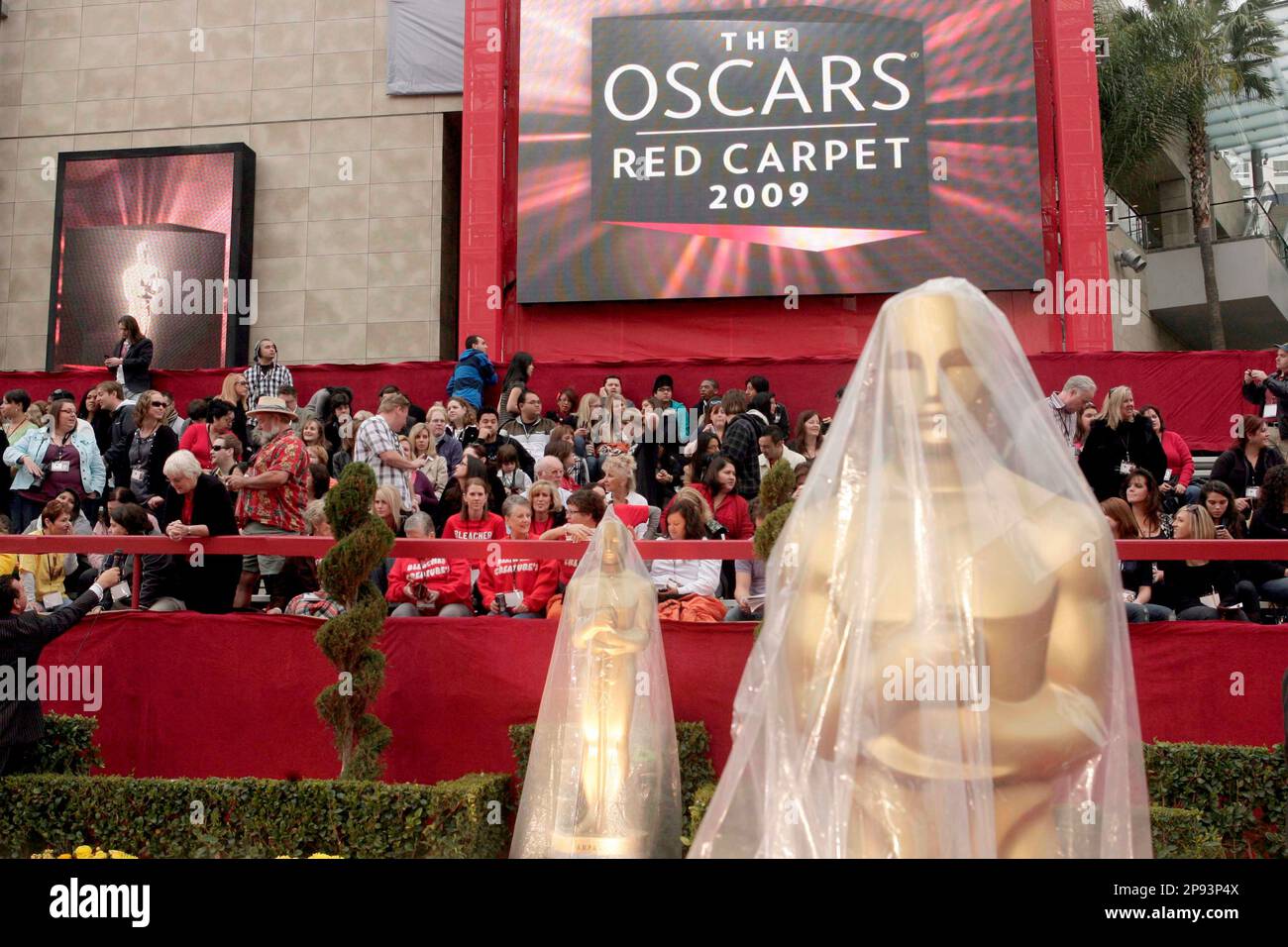 Oscar fans wait outside the Kodak Theater before the 81st Annual ...