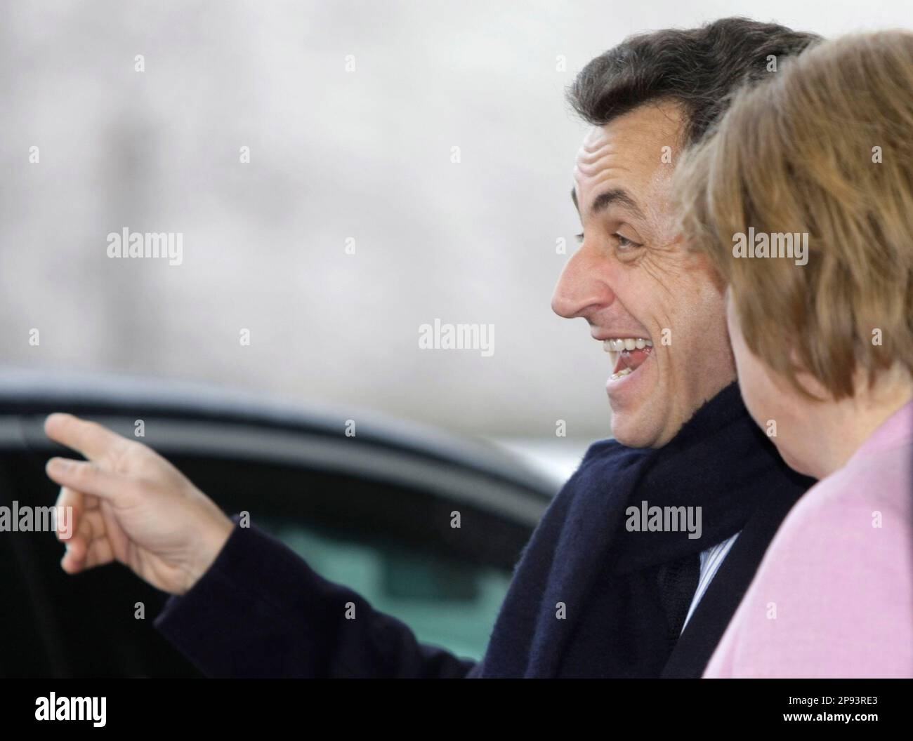 Der Praesident von Frankreich Nicolas Sarkozy, links, wird am Sonntag ...