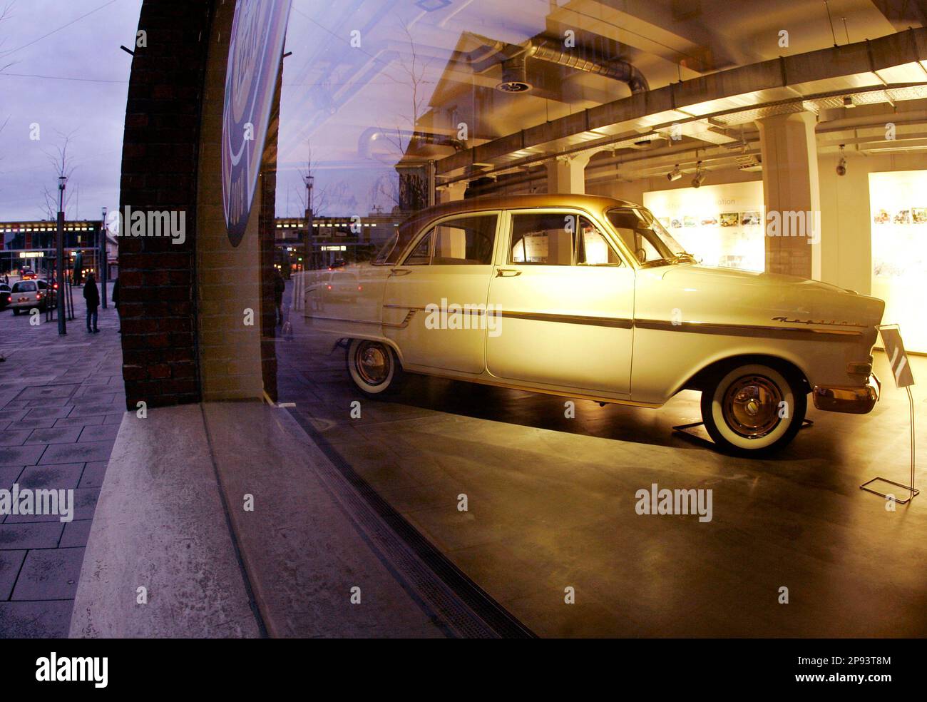 Ein alter Opel Kapitaen aus dem Jahr 1956 ist am Samstagabend, 21 ...