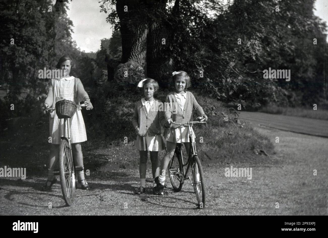 Schoolgirls 1930s hi-res stock photography and images - Alamy