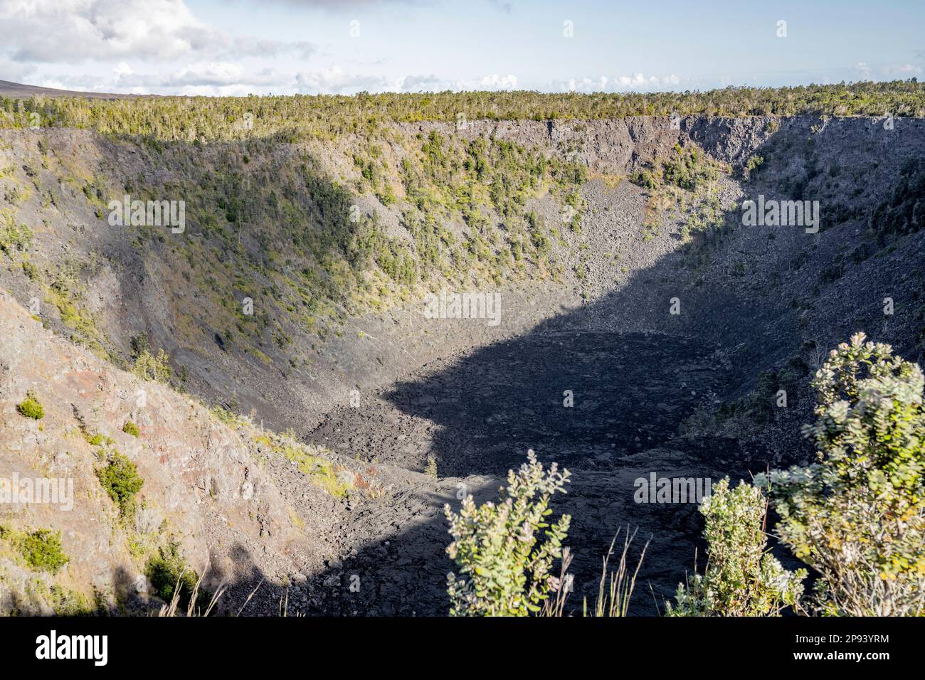 Pauahi Crater at Kilauea, Hawai'i Volcanoes National Park, Big Island ...