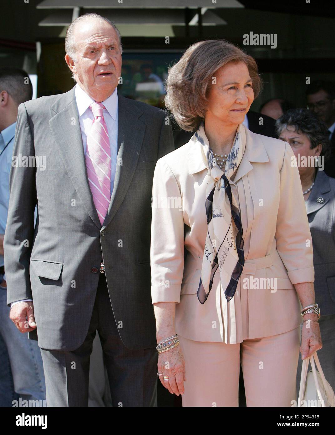 King Juan Carlos, left, and Queen Sofia of Spain pose for photographers ...