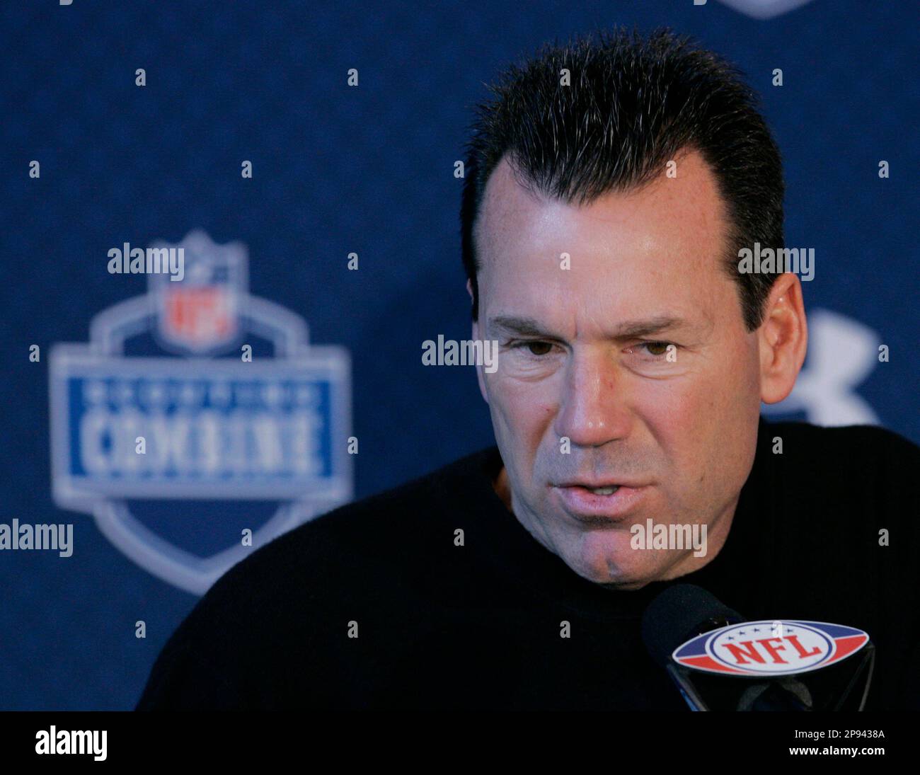 Houston Texans head coach Gary Kubiak responds to a question during a ...