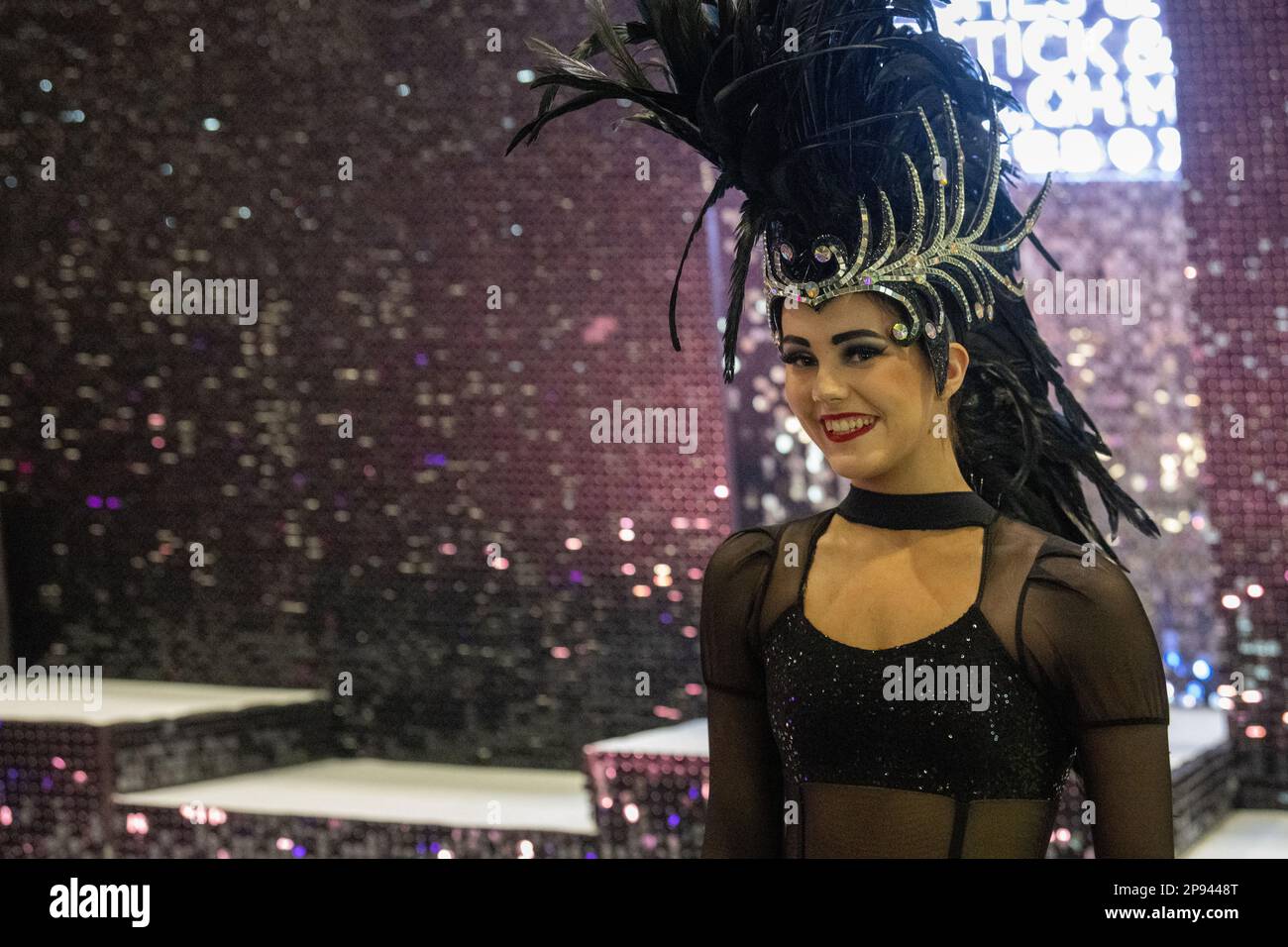 Showgirl stage hi-res stock photography and images - Alamy