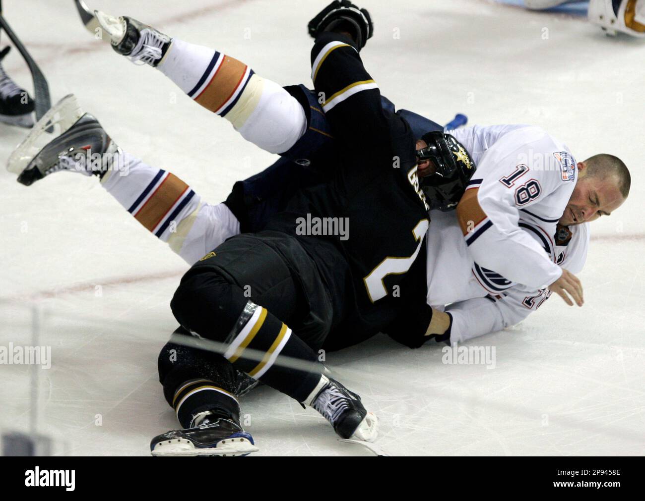 Edmonton Oilers' Ethan Moreau (18) and Dallas Stars' Nicklas Grossman ...