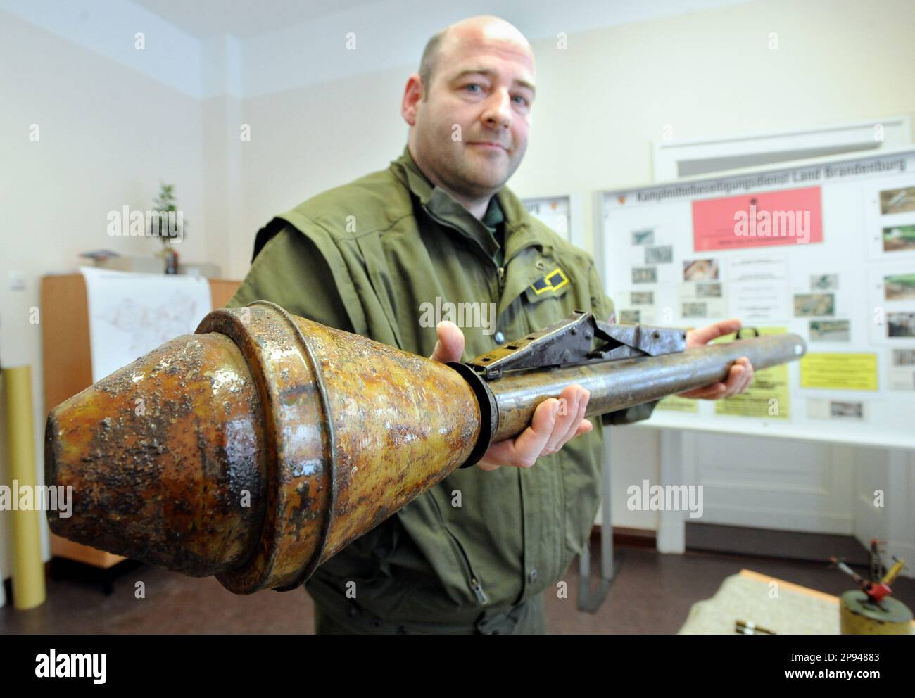 Ralf Kirschnik vom Kampfmittelbeseitigungsdienst des Landes Brandenburg ...