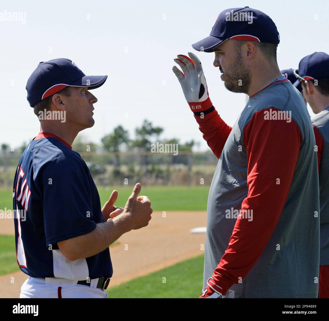 Washington Nationals hitting coach Rick Eckstein, left, talks with ...