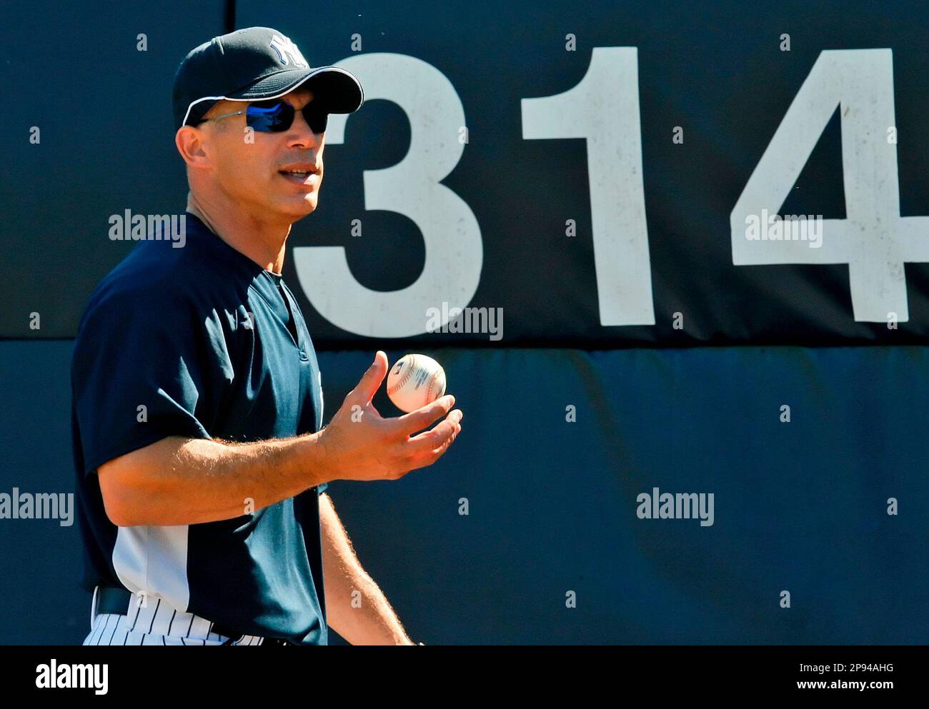 New York Yankees manager Joe Girardi long-tosses with catcher Jorge ...
