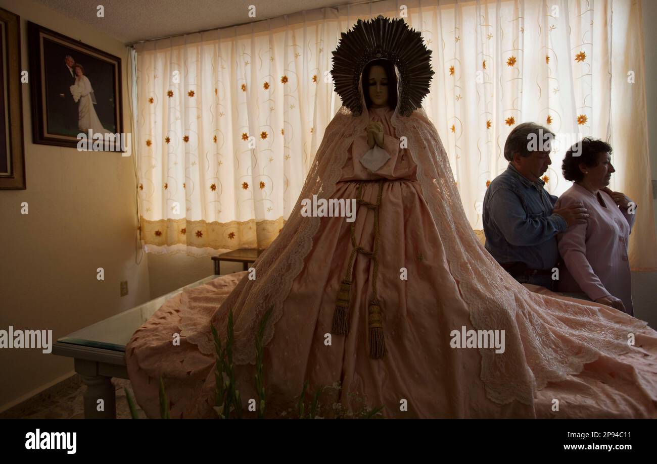 ** ADVANCE FOR SUNDAY, FEB. 22 ** Manuel Ramirez, left, and his wife ...