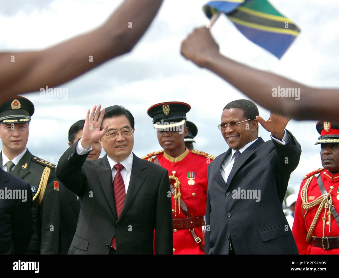 Chinese President, Hu Jintao, second left,and his host Tanzanian ...