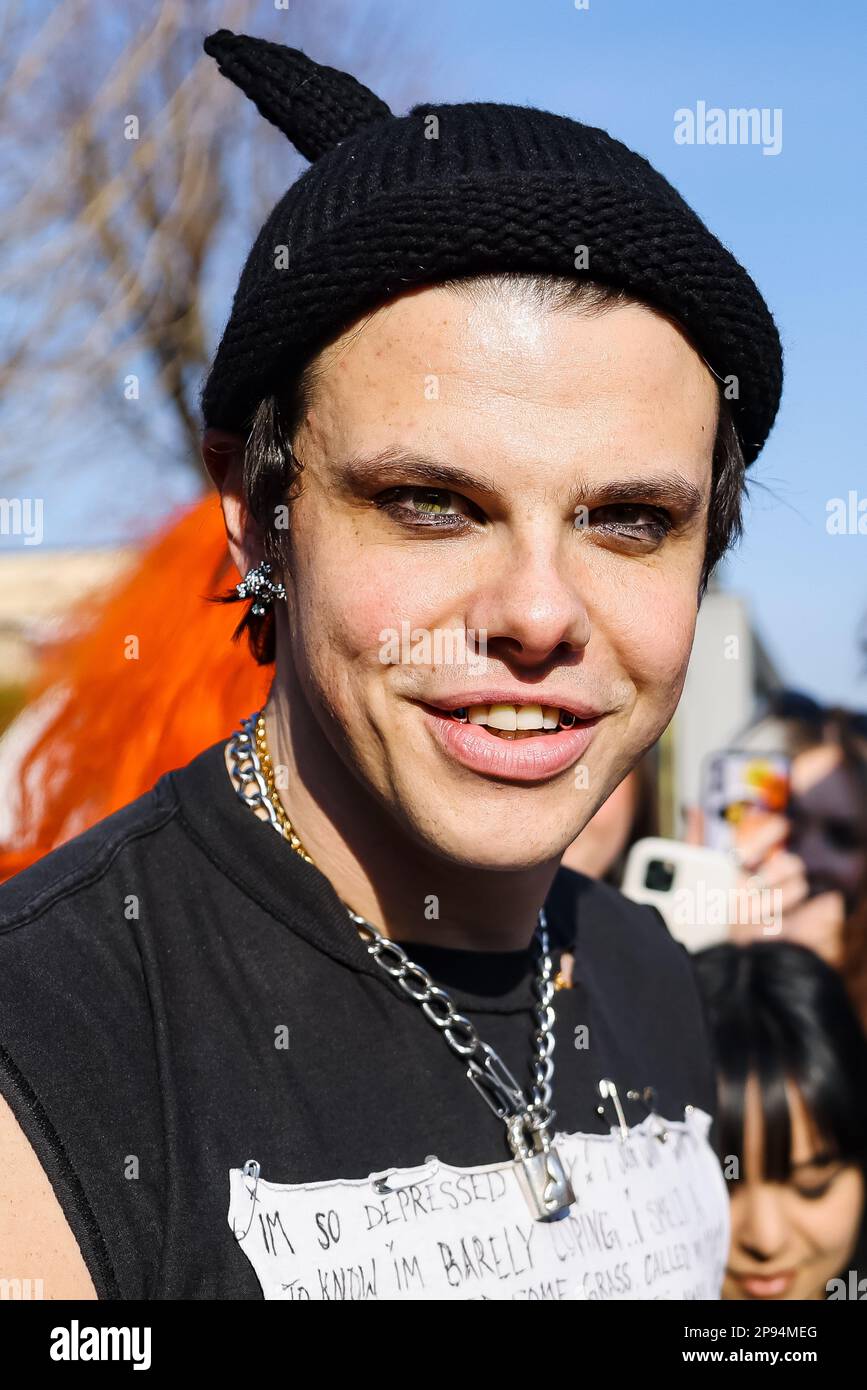 Yungblud face hi-res stock photography and images - Alamy