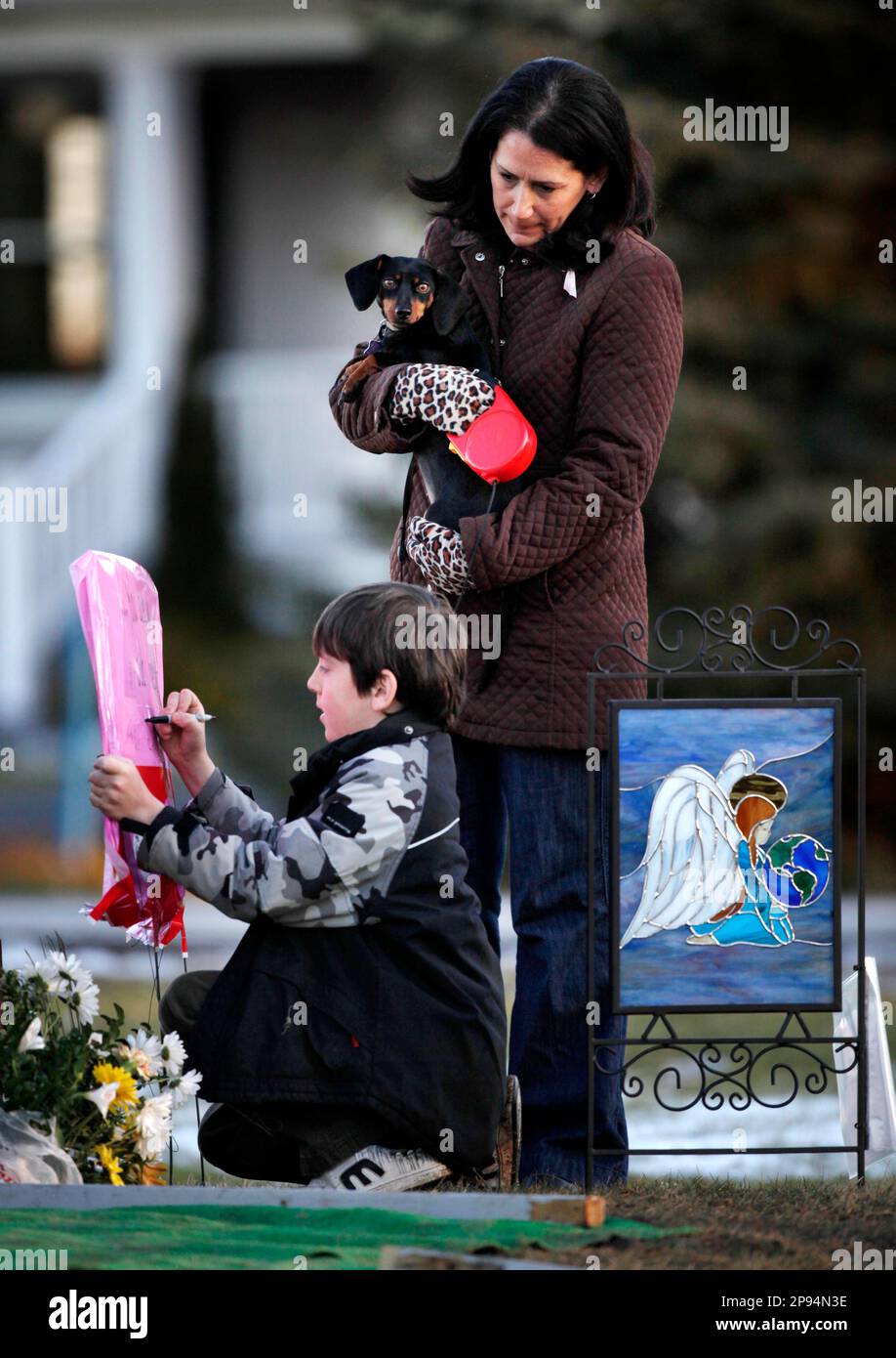Christopher Rowan signs a memorial to the victims of Continental ...