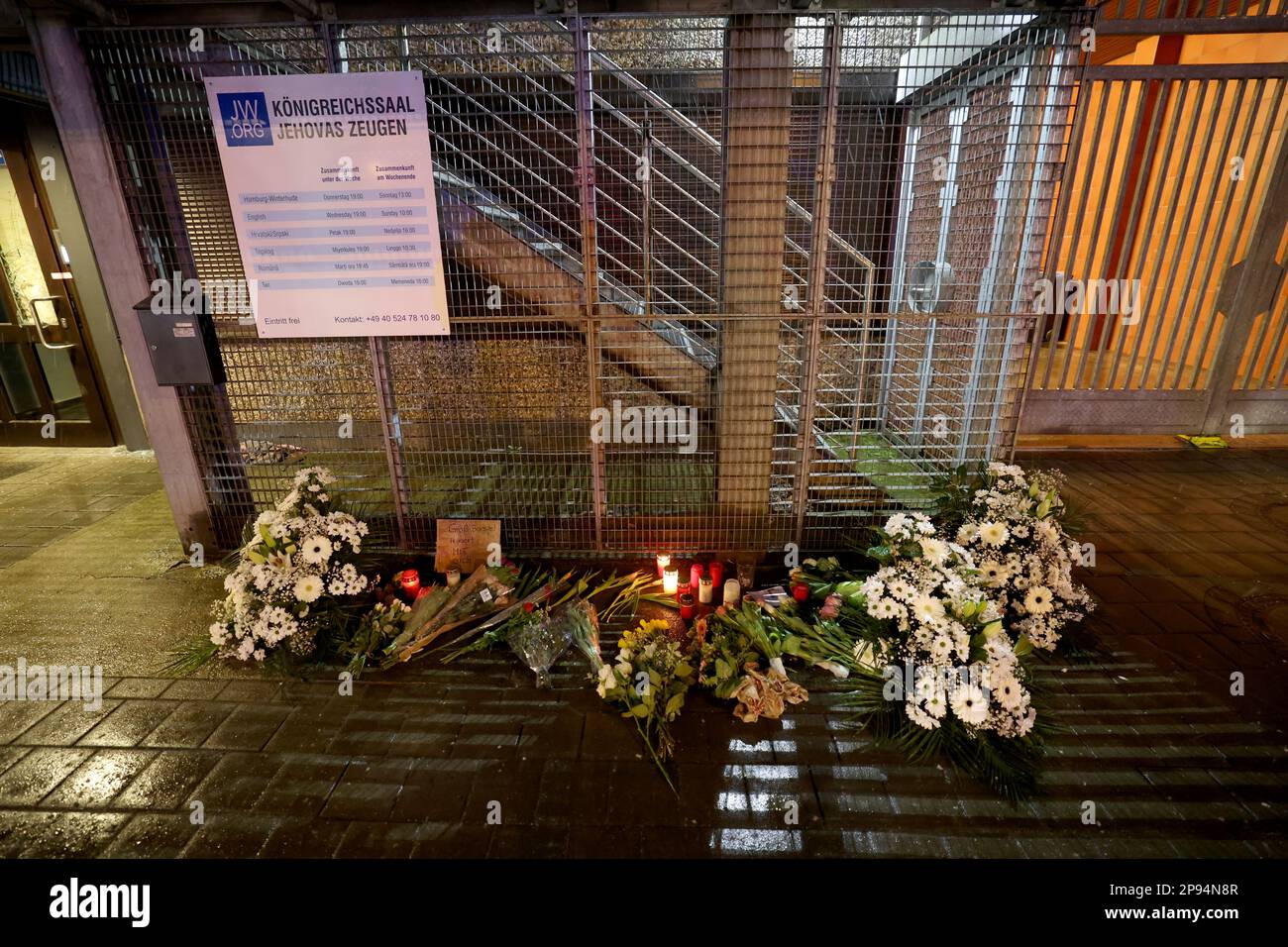 Hamburg, Germany. 10th Mar, 2023. Wreaths and grave lights lie and ...