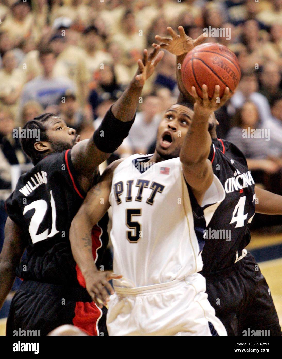 Pittsburgh's Tyrell Biggs, center, goes between Cincinnati's Mike ...