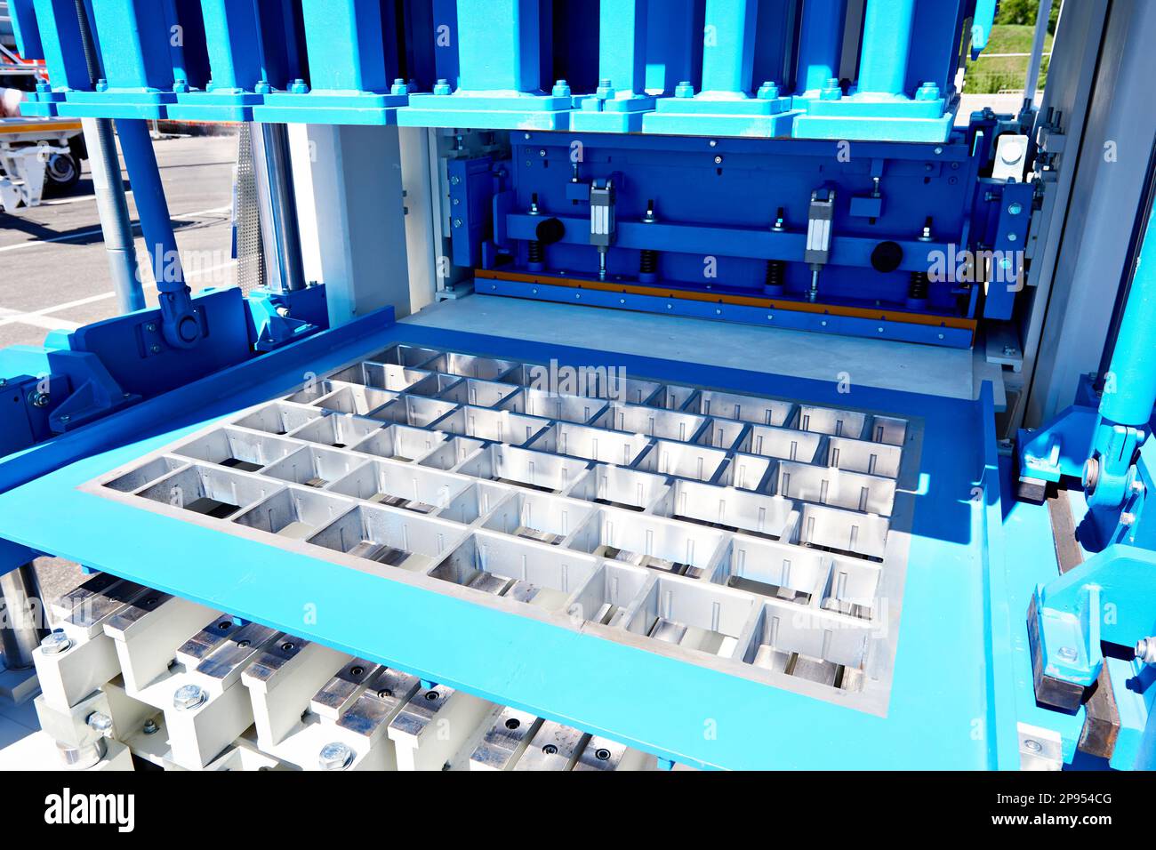 Forming machine hi-res stock photography and images - Alamy