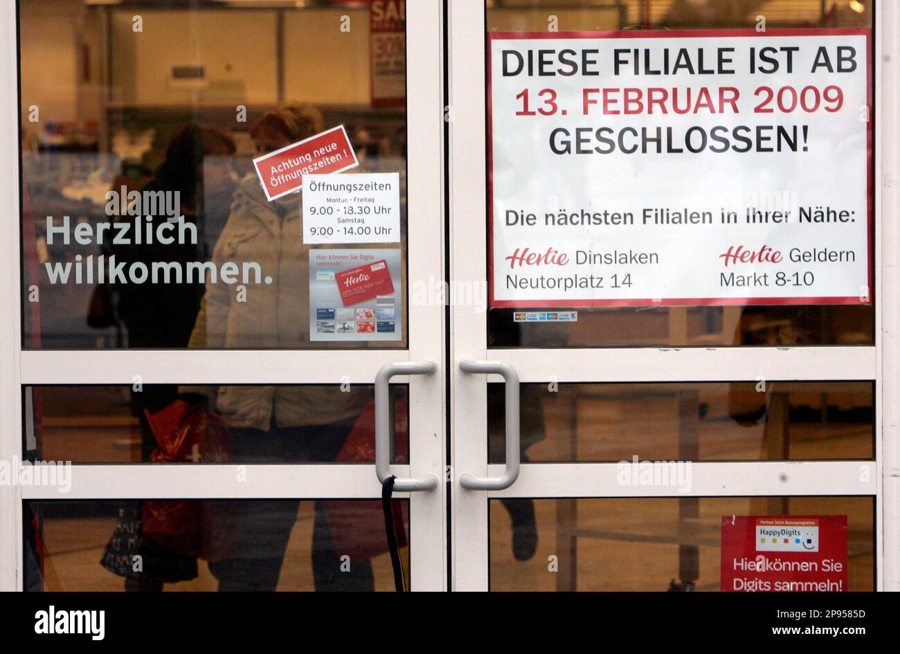 Schilder mit dem Verweis auf die Schliessung sind am Donnerstag, 12 ...