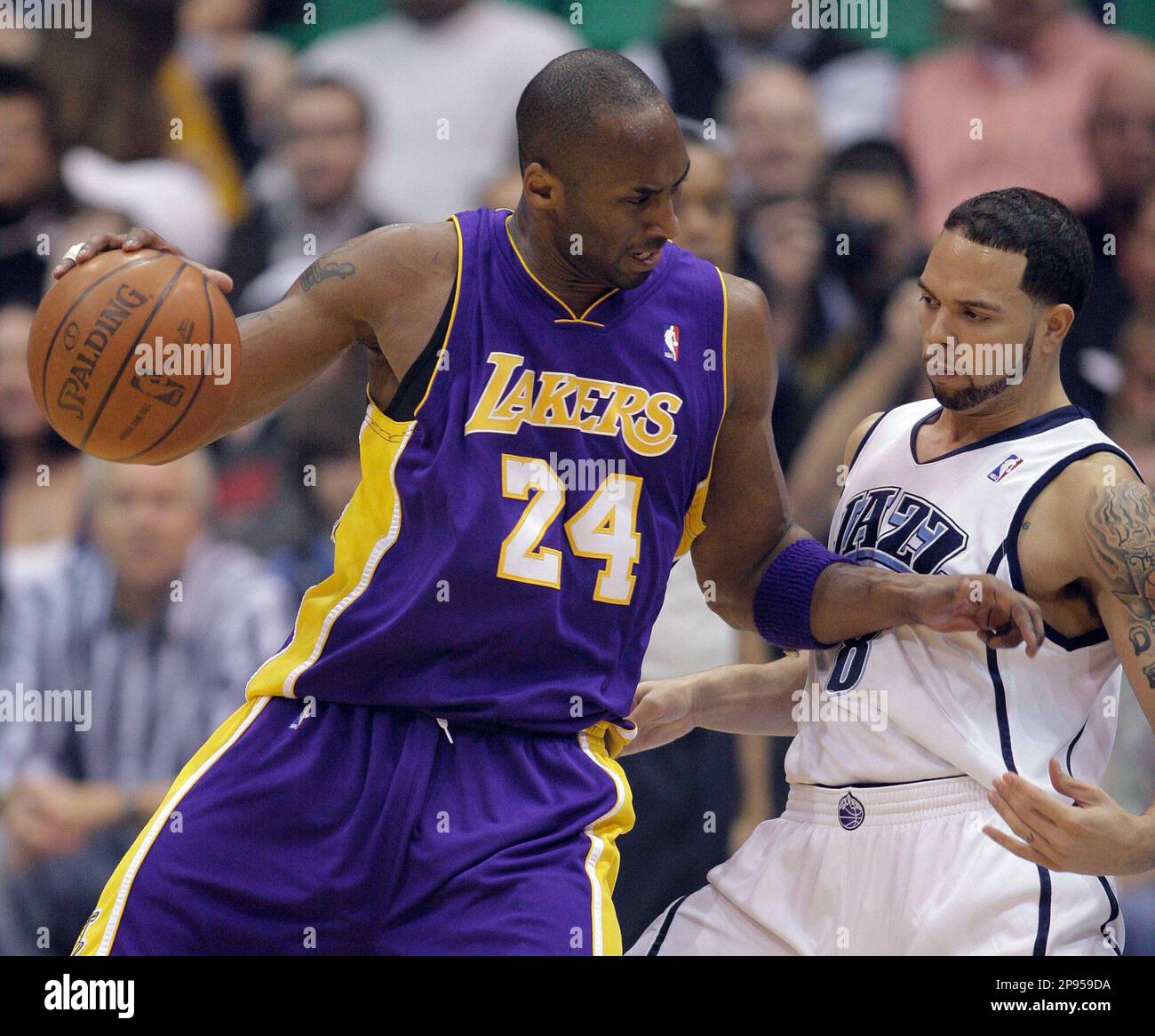 Los Angeles Lakers guard Kobe Bryant (24) moves along the baseline ...