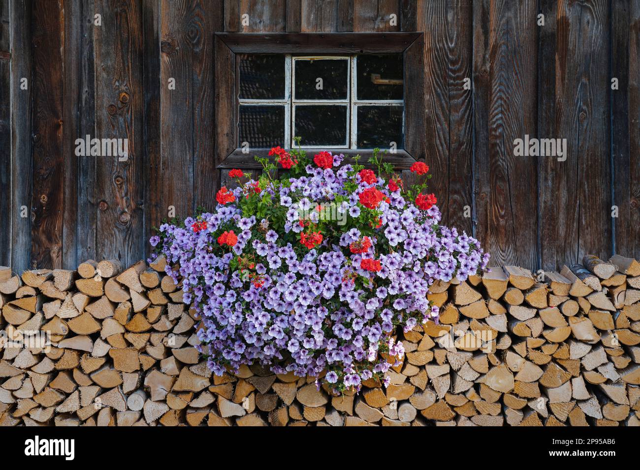 Cottage windows hi-res stock photography and images - Alamy