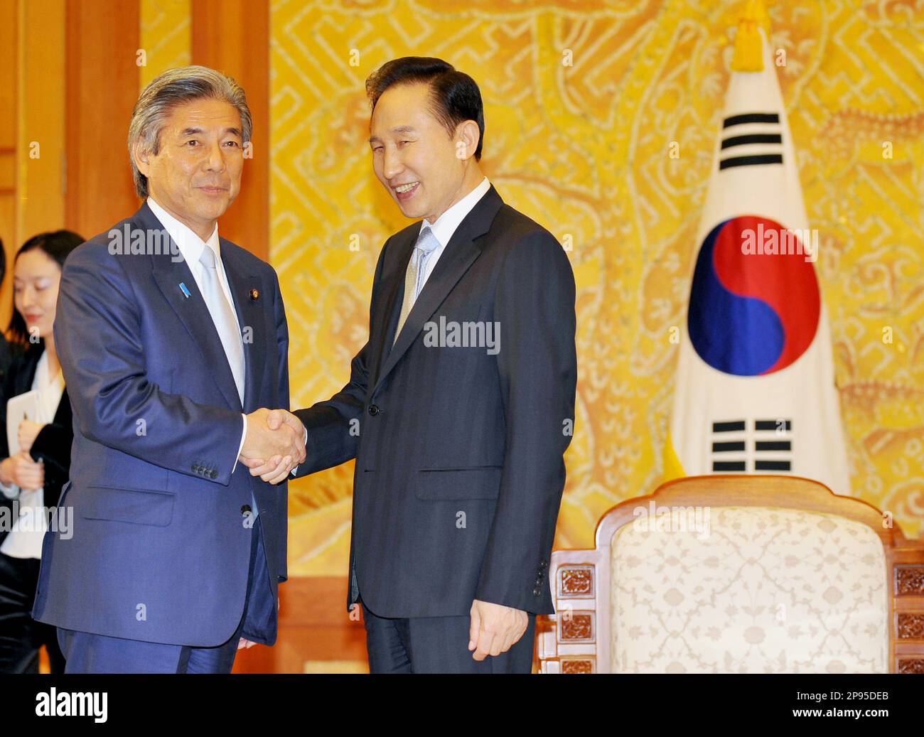South Korean President Lee Myung-Bak, right, shakes hands with Japanese ...