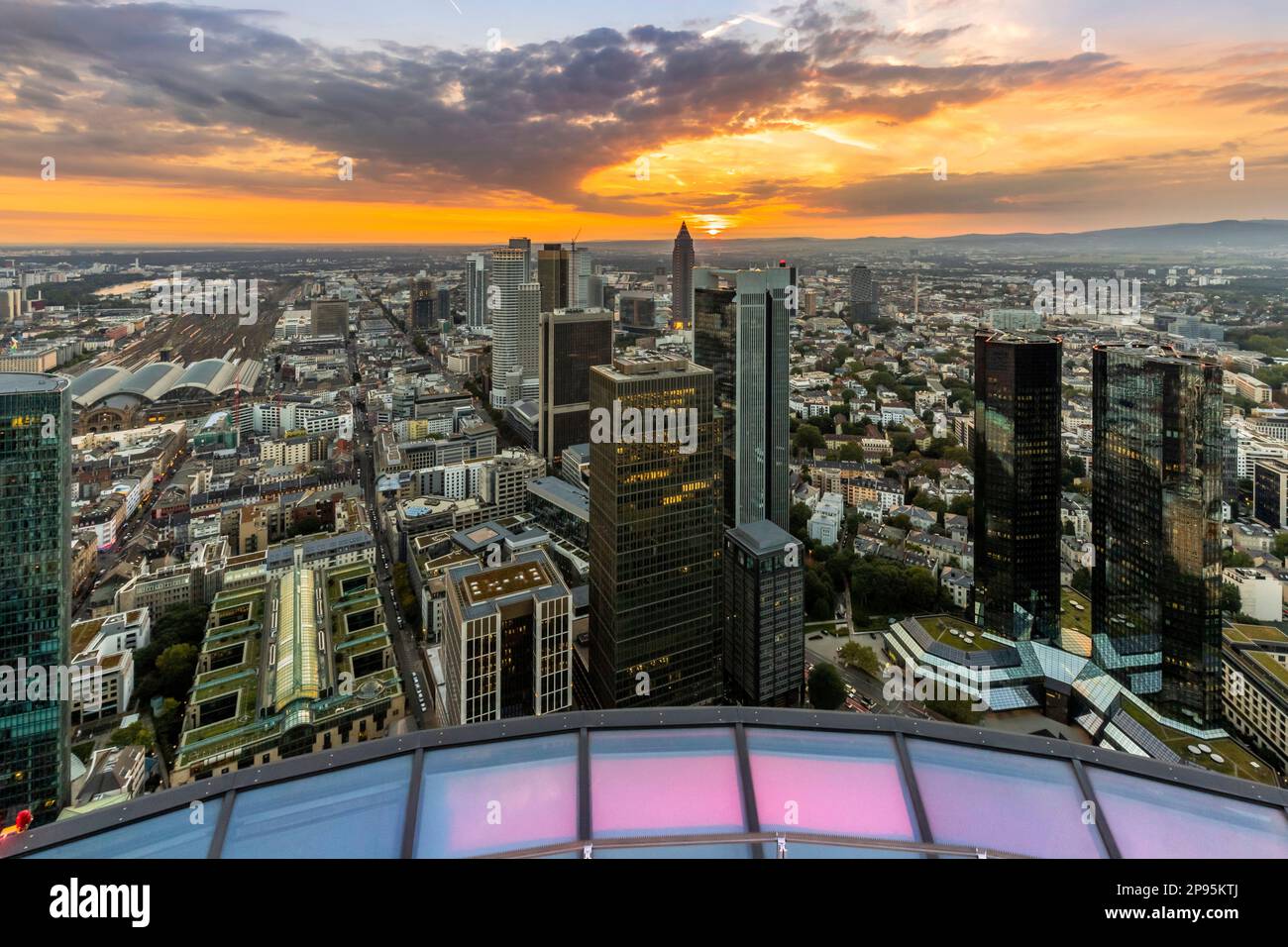 Frankfurt skyline panorama taunus hi-res stock photography and images ...