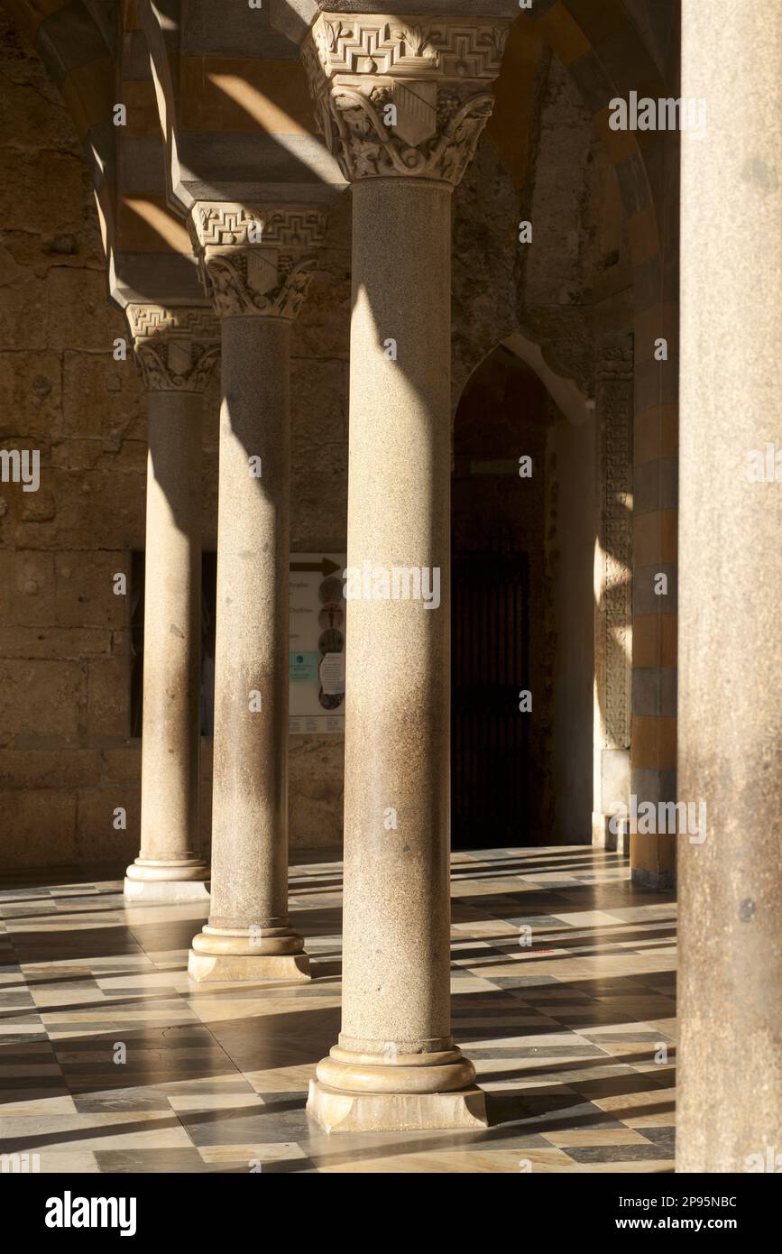 Added columns hi-res stock photography and images - Alamy