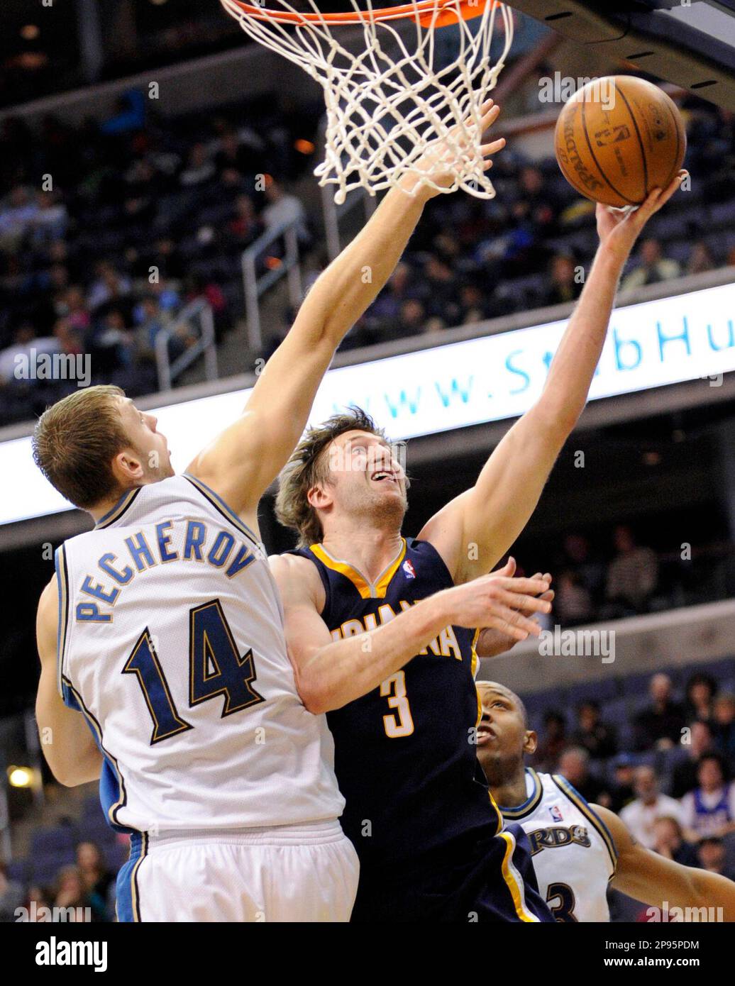Indiana Pacers' Troy Murphy (3) goes to the basket against Washington ...
