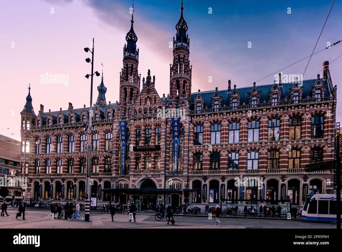 Old historical buildings in amsterdam hi-res stock photography and ...