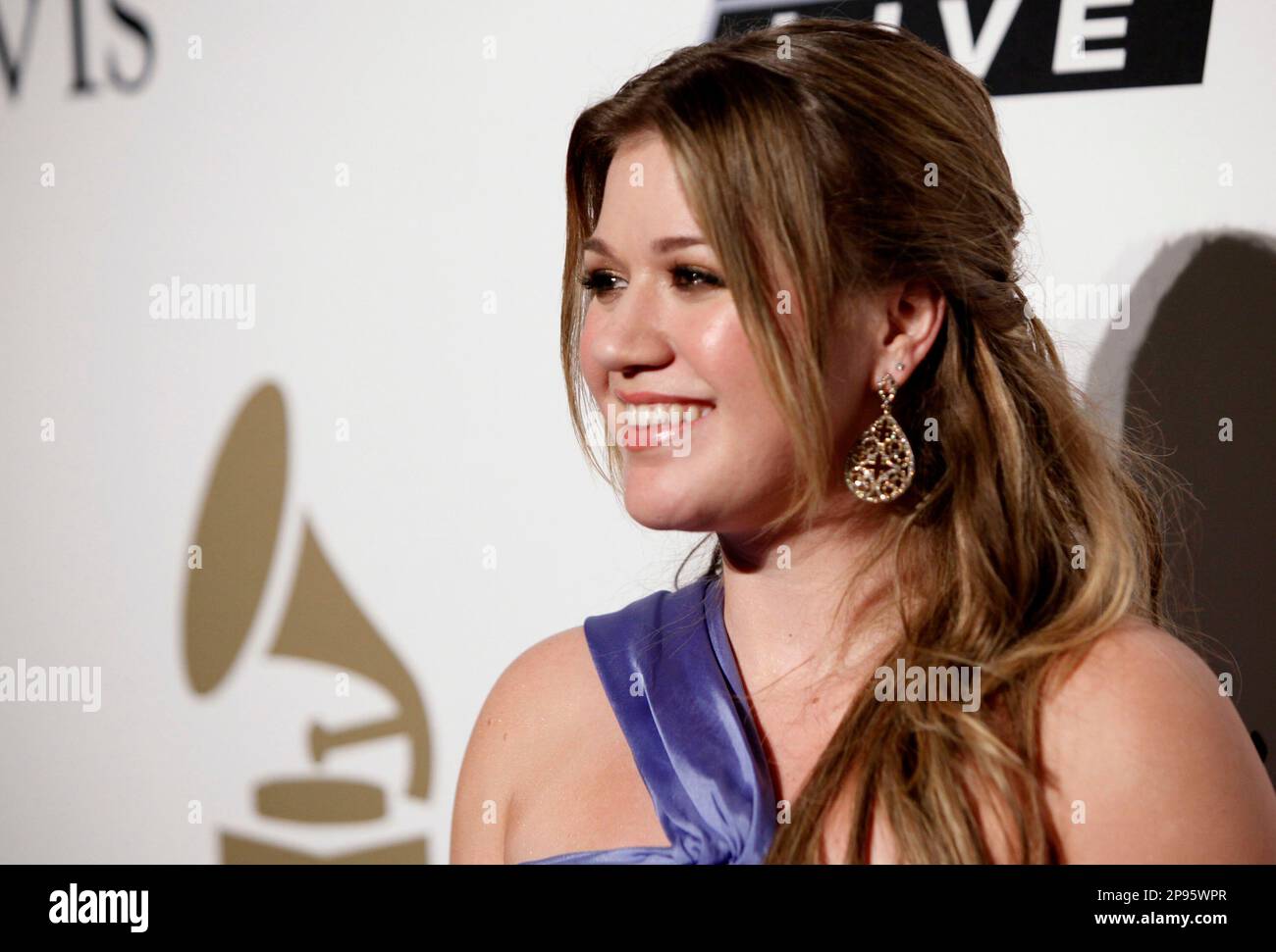 Kelly Clarkson arrives at the Clive Davis pre-Grammy party in Beverly ...