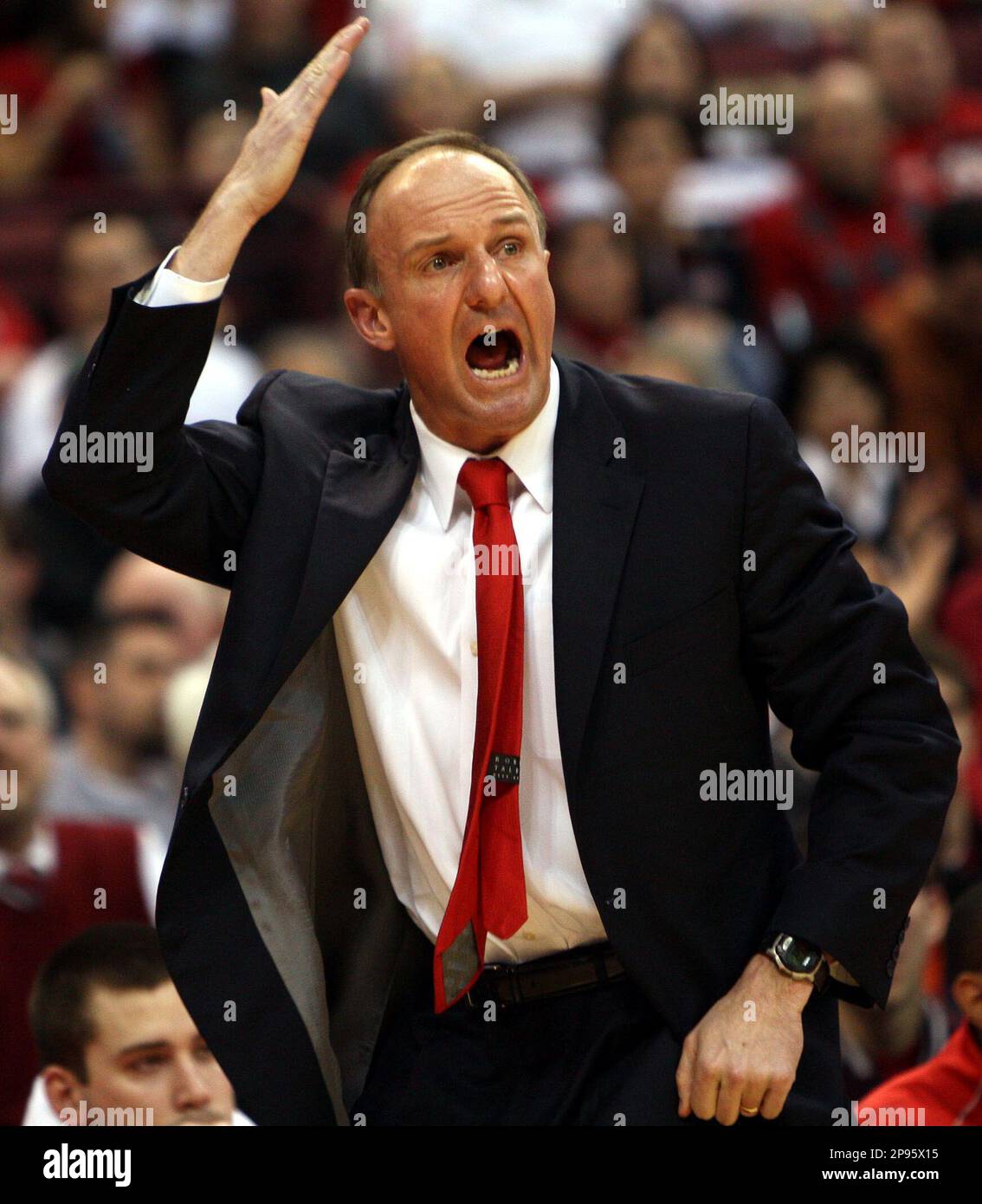 Ohio State head coach Thad Matta calls a play during the first half of ...