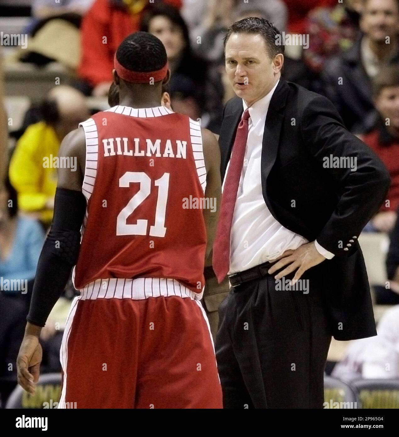 Alabama head coach Philip Pearson talks with guard Senario Hillman (21 ...