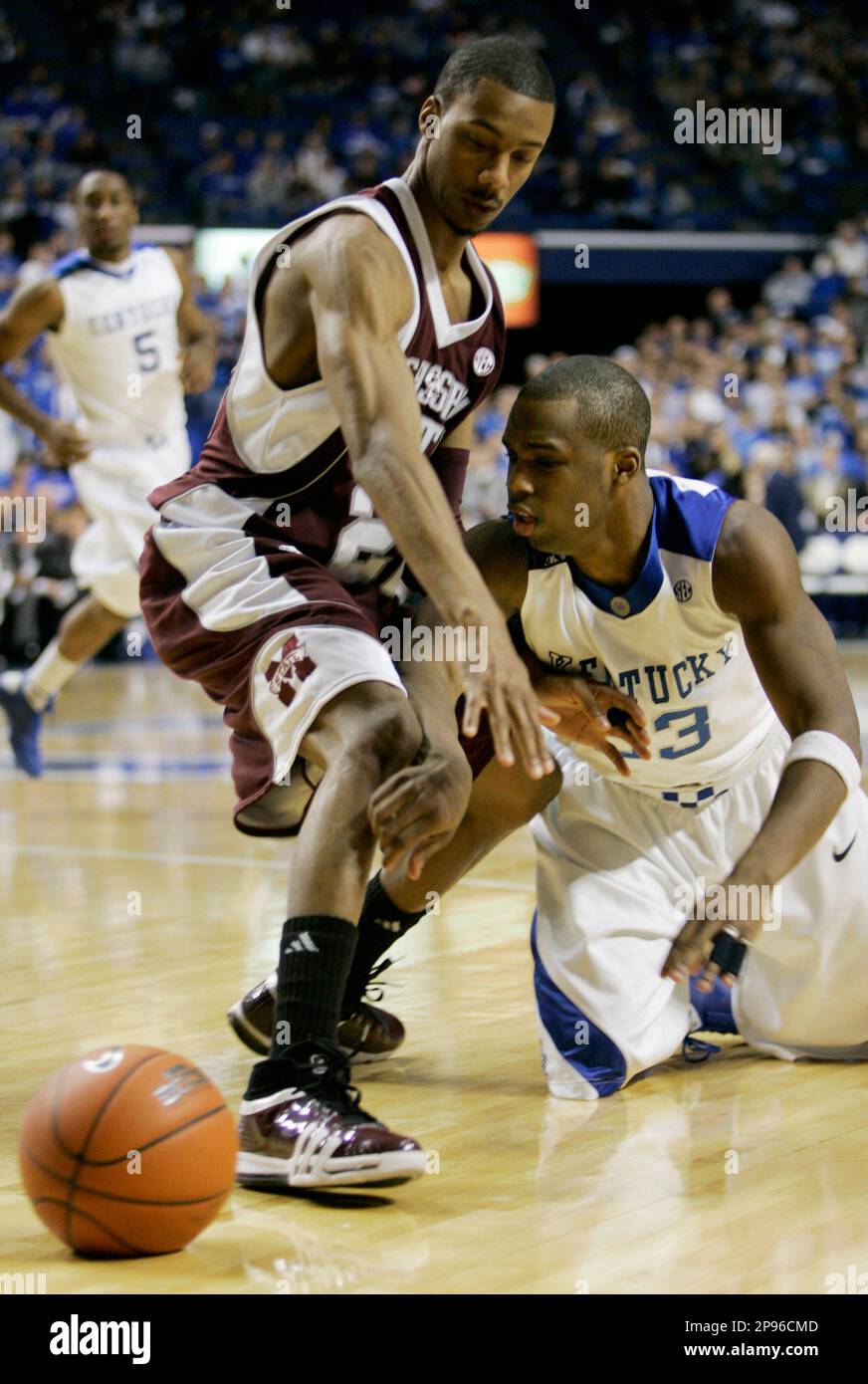 Mississippi State's Barry Steward, left, and Kentucky's Jodie Meeks try ...
