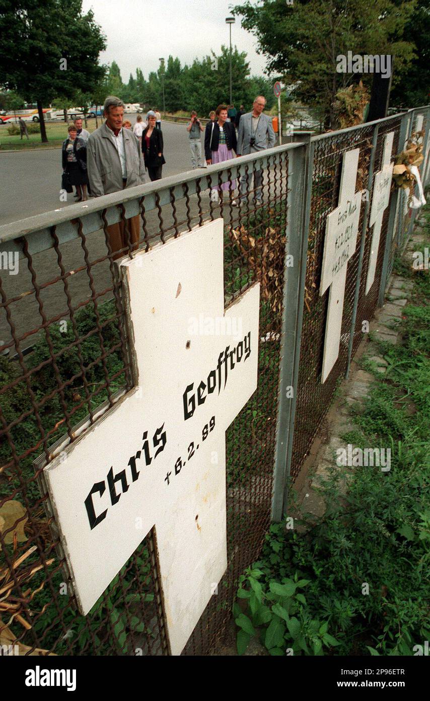 ** ARCHIV ** Ein Kreuz mit dem Namen Chris Gueffroys und anderer Opfer ...