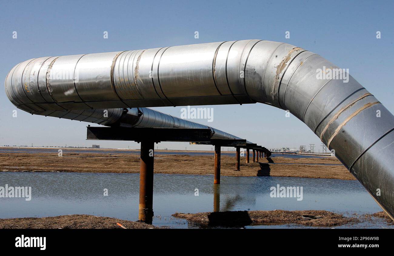 ** FILE ** In this 2007 file photo, a new oil transit pipeline runs ...