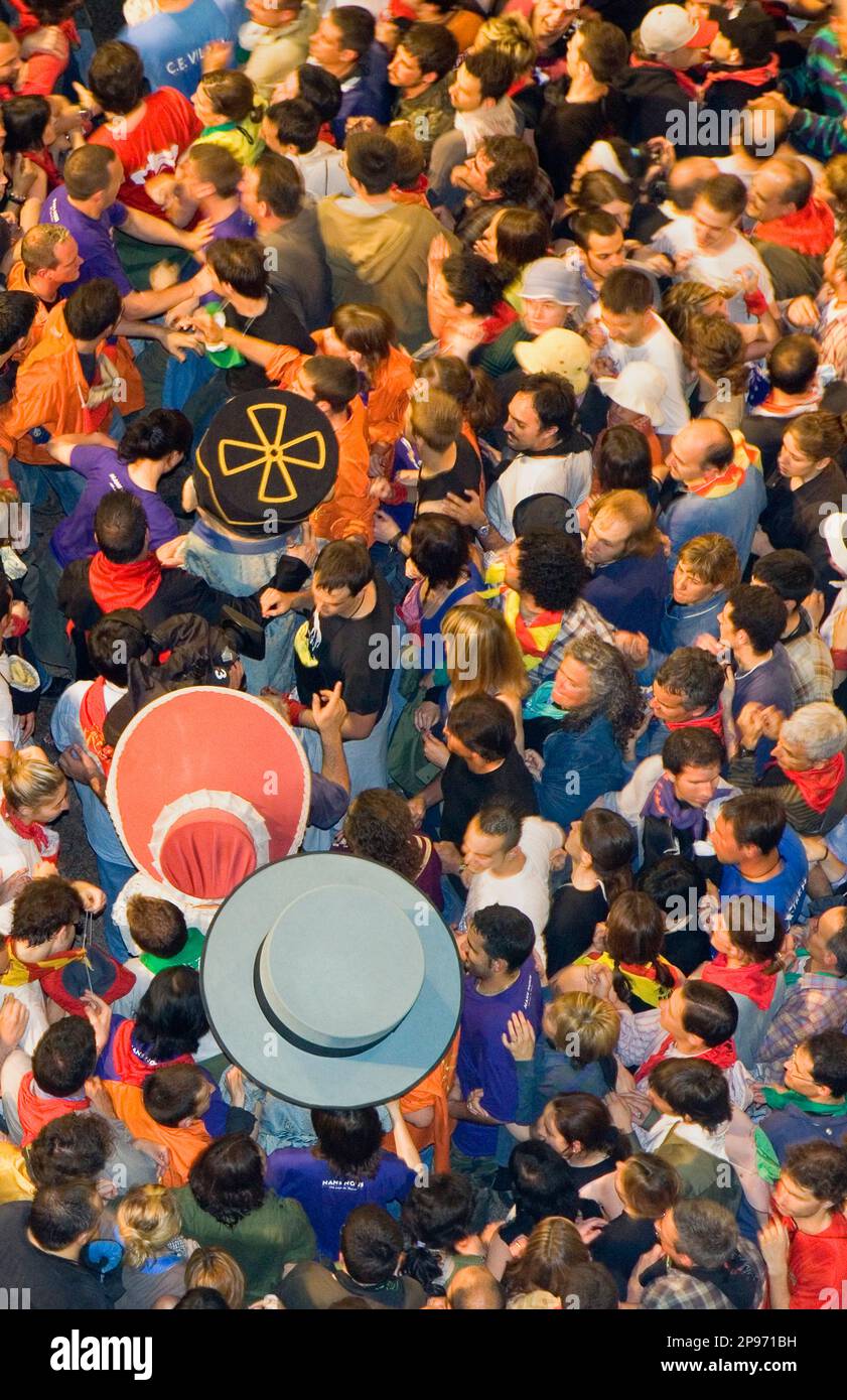 Spectators and `Nans nous´(new dwarf-enanos nuevos).Plaça de Sant Pere ...