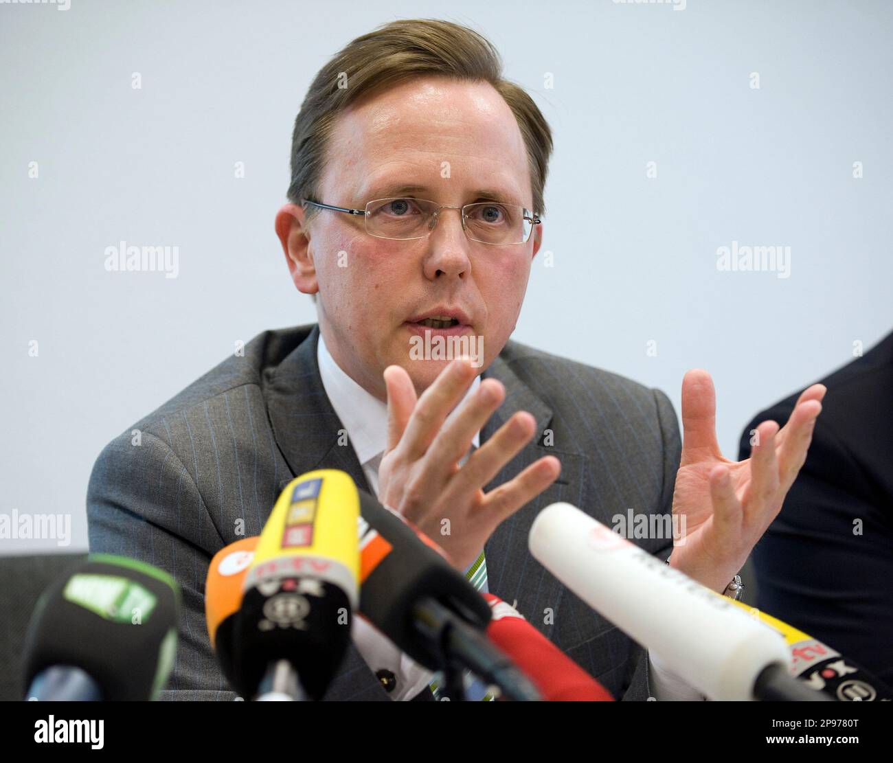 Der Insolvenzverwalter der angeschlagenen Warenhaus-Kette Hertie Biner ...