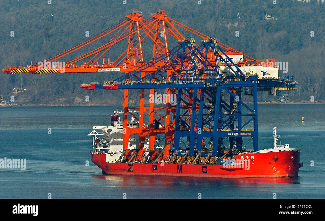 The Zhen Hua, a crane delivery ship, carries two fully assembled 273 ...