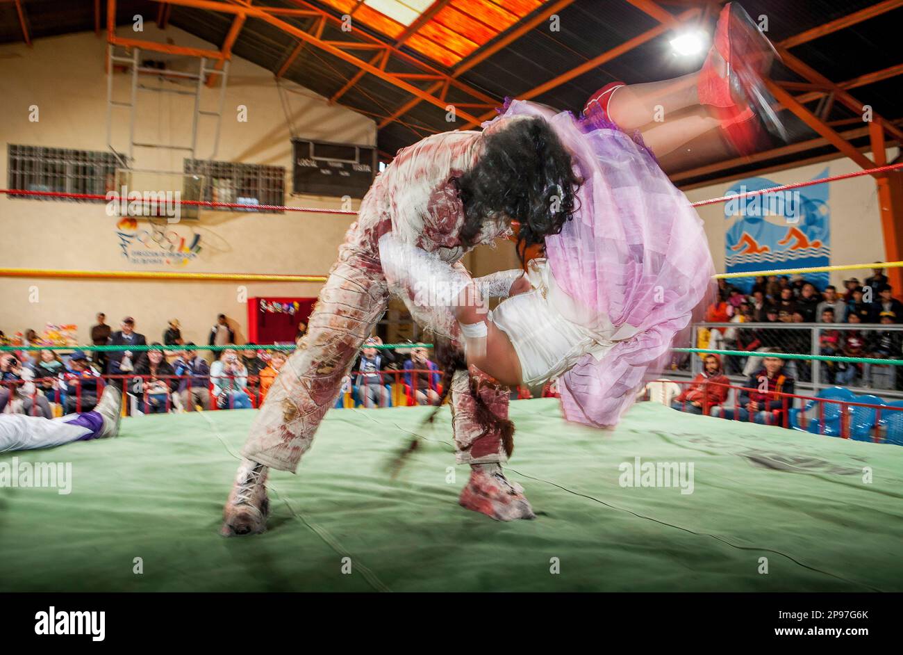 Lucha Libre. The cholita Angela la Simpatica and La Momia fighting ...