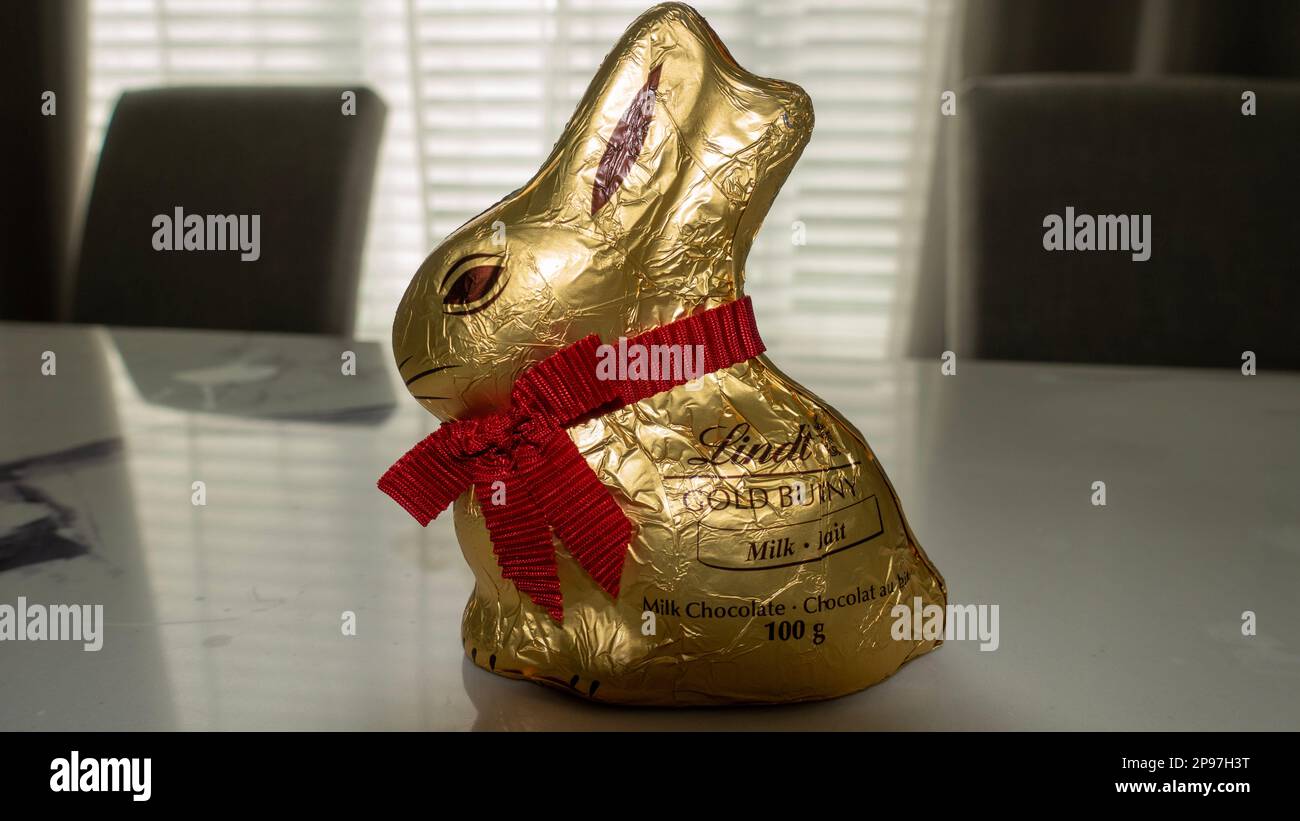 Lindt gold bunny milk chocolate hi-res stock photography and images - Alamy