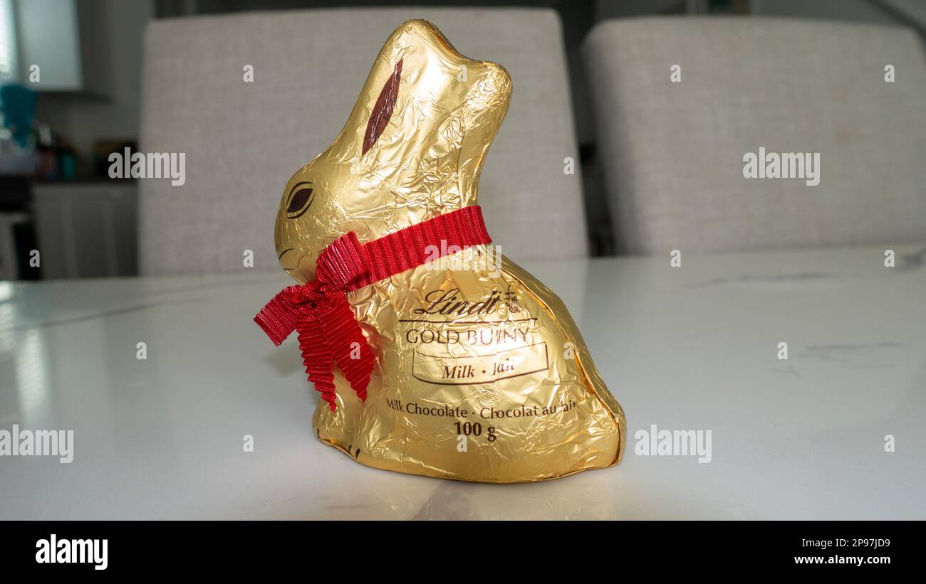 Lindt gold bunny milk chocolate hi-res stock photography and images - Alamy