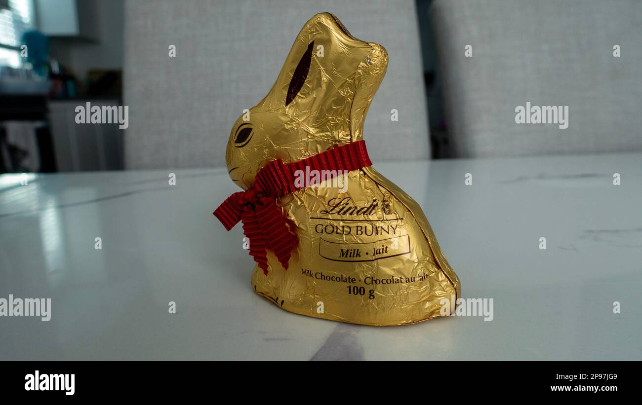 Lindt gold bunny milk chocolate hi-res stock photography and images - Alamy